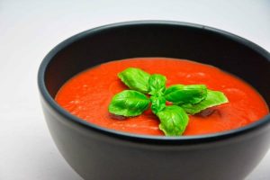 Tomatsaus oppskrift - hjemmelaget saus som passer til mye